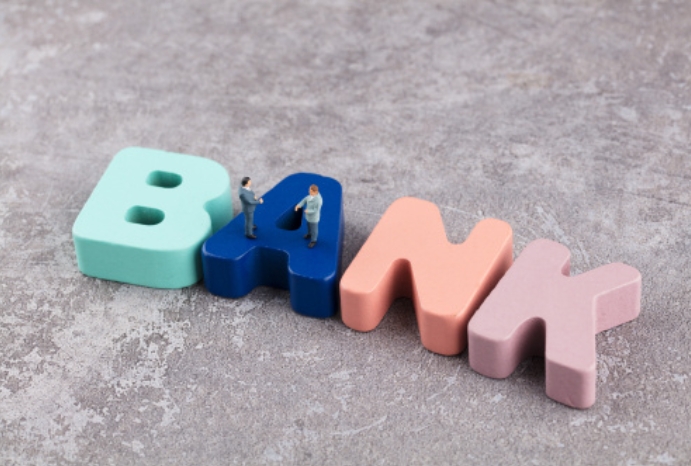 2025香港银行选择最新指南：【渣打银行VS汇丰银行】全面对比 - ingstart-全球公司成立与合规